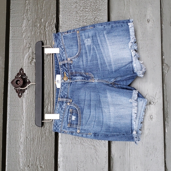 CAbi | Shorts | Cabi 5243 Beach Club Wash Raw Edge Hem Tomboy Denim ...